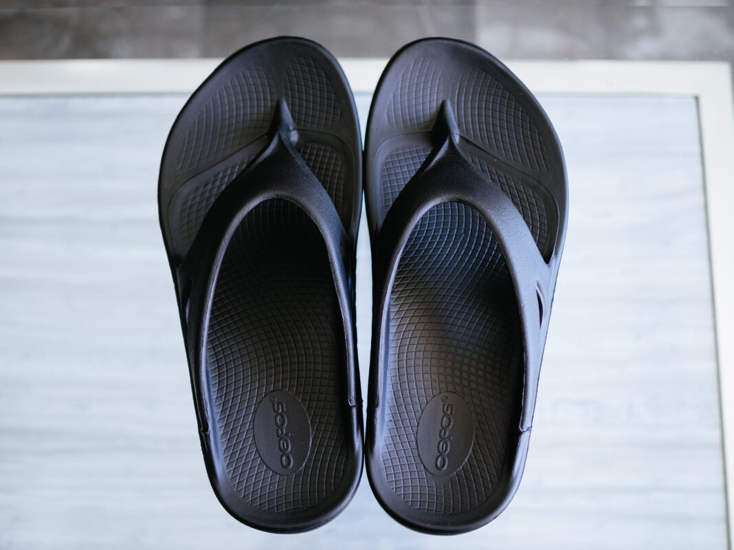 OOFOS(ウーフォス)｜室内履きに最適！心地良い履き心地でリラックスできるサンダル - インドア人事のこだわり。